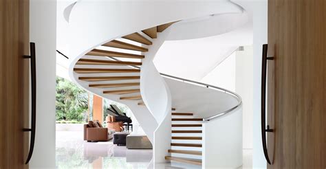 Лестницы на второй этаж частного дома в СПб изготовление и монтаж