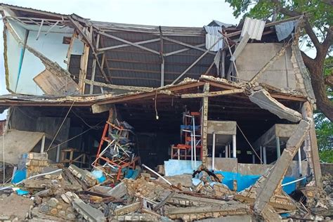 Foto Gelombang Tinggi Hantam Pesisir Kupang 14 Rumah Warga Rusak Berat