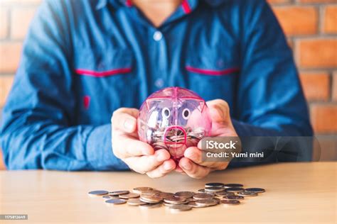 남자 계산기 회계 계산 돼지 저금통 돈 스택 단계 저축 돈을 성장 가계에 대한 스톡 사진 및 기타 이미지 가계 경영자 경제 Istock