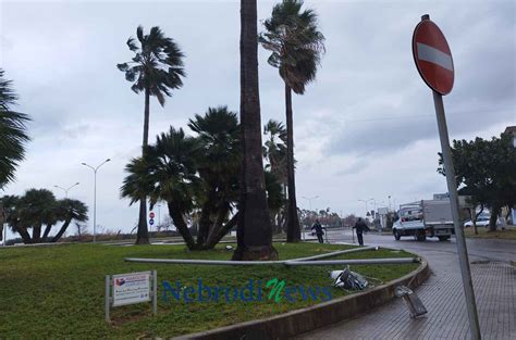 Maltempo A Sant Agata Caduto Palo Della Luce Nel Piazzale Impastato