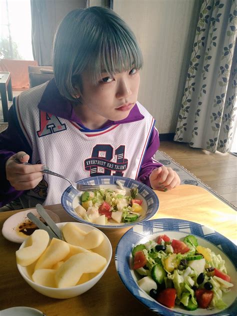 有栖とおかん。時々おとん。 On Twitter おはようございます🤗 帰省中おばあちゃんの家で ご飯を食べさせてもらうアタイ🥗🍞 サラダ