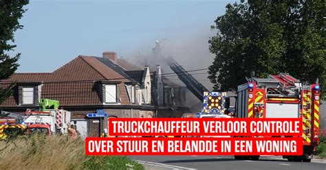 Vrachtwagen Rijdt Woning Binnen En Vat Vuur