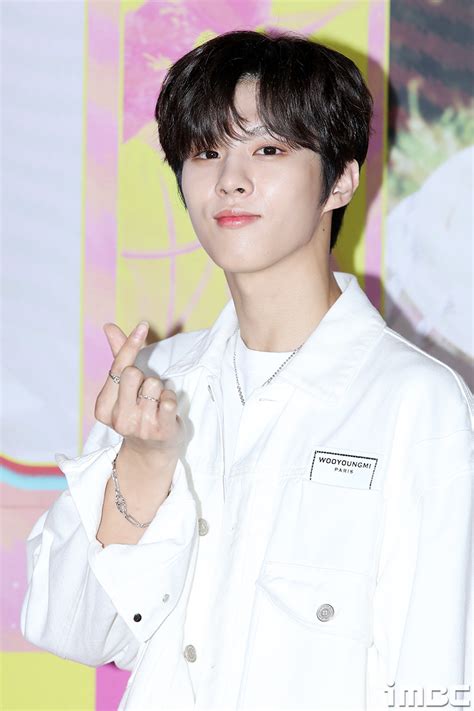 포토 김우석 꽃미남의 하트