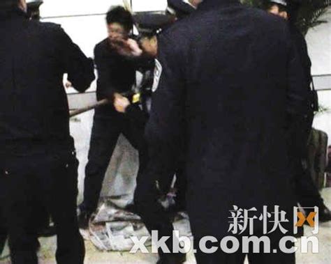 铁警合力制服“武疯子”新闻中心新浪网