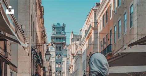 Foto Persona Con Chaqueta Marrón Caminando Por La Acera Durante El Día
