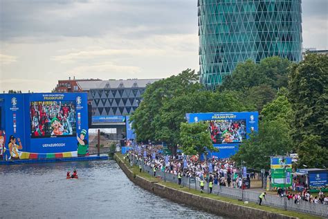 Hunderttausende Feiern In Der Fan Zone Am Mainufer