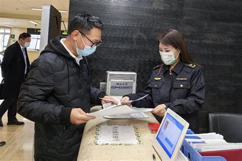 市民瞅准商机准备大干一场，市场监管工作人员给力半小时办结澎湃号·政务澎湃新闻 The Paper