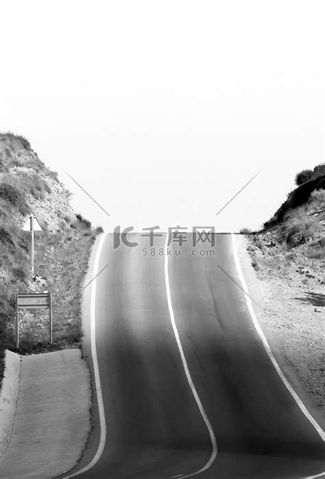 西班牙有交通标志的偏僻道路高清摄影大图 千库网