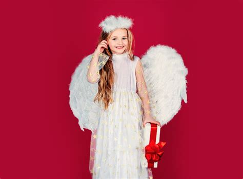 小女孩天使，礼物工作室的肖像画 白翅的小天使 顽皮的天使小女孩 库存图片 图片 包括有 重点 无辜 306597405