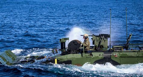 Морська піхота США починає перехід на колісні амфібії Acv замість