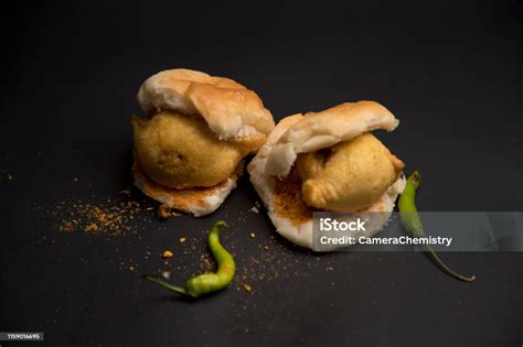 양파 파코다 칸다바지와 함께 따뜻한 전통 다과 음료 Tea 제공 0명에 대한 스톡 사진 및 기타 이미지 0명 가을 감자
