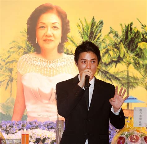 吴克群挥泪出席母亲告别式 哽咽流泪惹人心疼 搜狐大视野 搜狐新闻