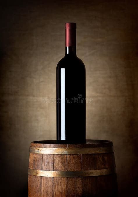 Vidrio De Vino Rojo Elegante Y Una Botella De Vino Imagen De Archivo