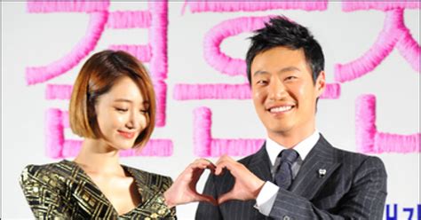 [e포토]고준희 이희준 손끝을 맞춰서 하트를 만들어