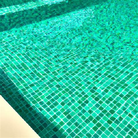 Eau verte piscine découvrez l astuce pour résoudre ce problème
