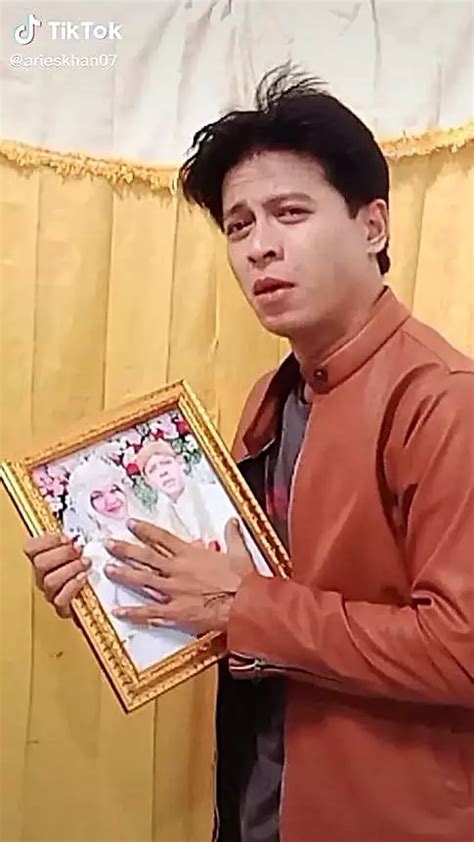 10 Potret Aris Tiktokers Disebut Mirip Ariel Hingga Shah Rukh Khan