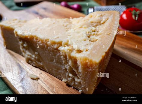 Ein Stück Authentischer Parmigiano Reggiano Oder Parmesan Italienischer