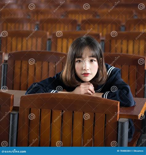 Étudiante Asiatique Dans Luniforme Scolaire Apprenant Dans La Salle De