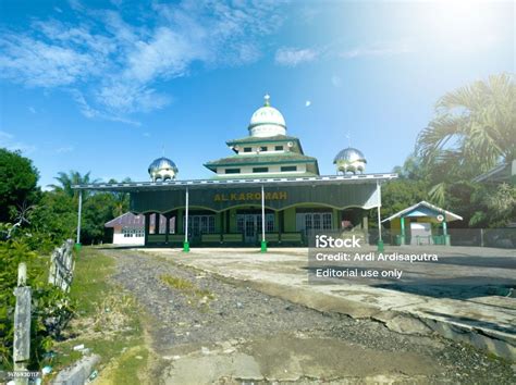 푸른 하늘을 가진 무슬림을위한 예배 장소 인 Alkaromah 모스크의 풍경 0명에 대한 스톡 사진 및 기타 이미지 0명 건물 외관 건축 Istock