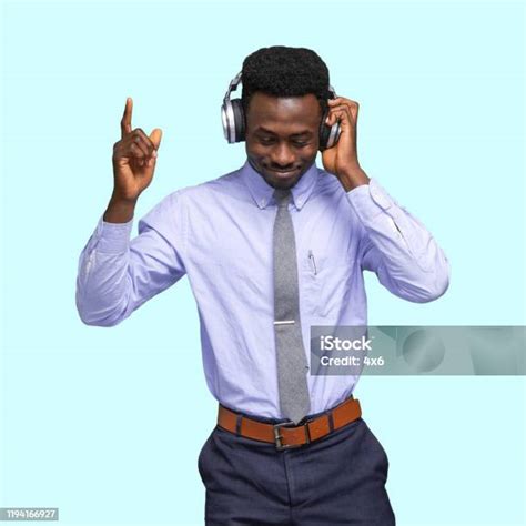 허리 업 세로 정면 1명 2029세 성인 잘생긴 사람 곱슬 머리 짧은 머리 생성 Z 아프리카 민족 아프리카 계열 남성 젊은 남자 사업가 시원한 태도 20 24세에 대한 스톡