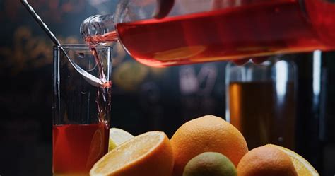 동영상 블로거는 칵테일을 만들기 위해 바 숟가락을 사용하는 방법을 보여주고있다 라임에 대한 스톡 사진 및 기타 이미지 라임 슬라이스 과일 Istock