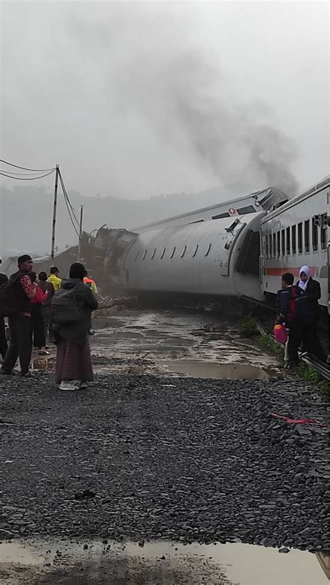 Tabrakan Kereta Di Bandung 3 Orang Tewas