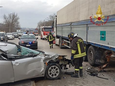 Auto Si Schianta Contro Un Tir In Sosta Uomo Ferito In Provincia Di