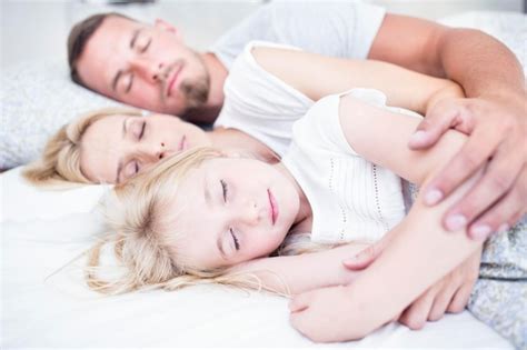 Familia Durmiendo En La Cama Foto Premium