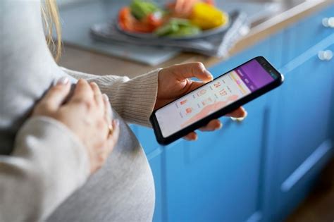 Premium Photo Pregnant Woman Using Mobile App On Smartphone
