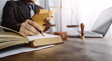 Concetto Di Giustizia E Diritto Giudice Maschio In Un Aula Di