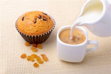 아침 식사는 건포도 초콜릿 칩 우유 섬유 배경에 흰색 컵에 에스프레소 커피와 함께 맛 있는 수 제 컵 케이크와 함께 완벽 한 머핀입니다 갈색에 대한 스톡 사진 및 기타