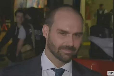 El Hijo De Jair Bolsonaro En El Búnker De Milei Armó” Su Corbata E Impulsó Una Coalición