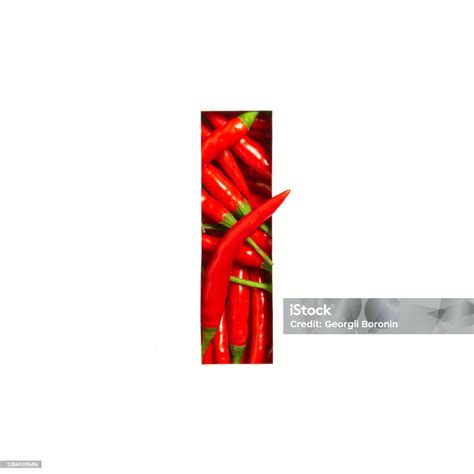 뜨거운 빨간 칠리 페퍼의 영어 알파벳의 편지 I흰색에 고립 된 종이를 잘라 매운 야채의 글꼴 3차원 형태에 대한 스톡 사진 및