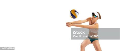 한 피트니스 젊은 여성 스포츠 수영복을 입은 배구 선수가 흰색 배경에 고립 된 비치 발리볼을 연주하는 스튜디오 샷 스포츠 건강한 라이프 스타일 팀 여름 20 24세에 대한
