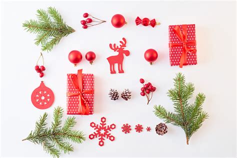 흰색 배경에 상록 나무 가지 공 및 선물 상자와 플랫 레이 크리스마스 패턴 0명에 대한 스톡 사진 및 기타 이미지 0명 12월 가문비나무 Istock