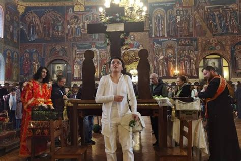 На Разпети петък минаваме под Христовата плащаница Снимки