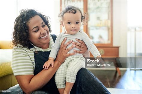 행복 가족 및 어머니는 모성 행복 및 사랑의 관계를 위해 거실에서 아기를 안고 있습니다 사랑 집 아이와 엄마의 초상화는 유대감 양질의 시간을 보내고 바닥에서 함께 휴식을
