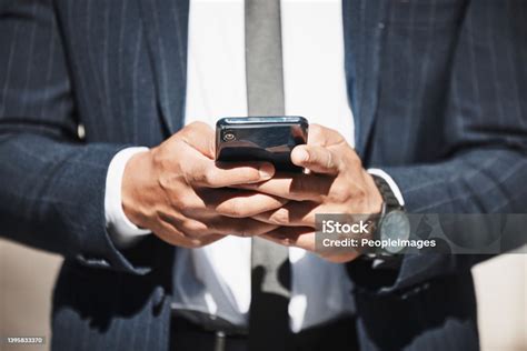도시에서 외출하는 동안 문자 메시지를 보내는 인식 할 수없는 사업가의 잘린 샷 20 24세에 대한 스톡 사진 및 기타 이미지 20 24세 고독 개념 기업 비즈니스