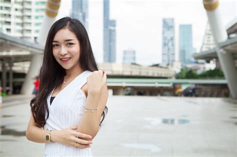 아름 다운 여 자가 쇼핑백을 들고 워킹 하면서 웃 고 거리의 초상화 가방에 대한 스톡 사진 및 기타 이미지 가방 거리