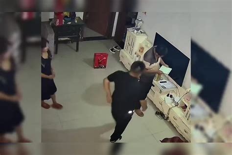 女儿即将远嫁，爸爸递上户口本，一遍又一遍的叮嘱女儿