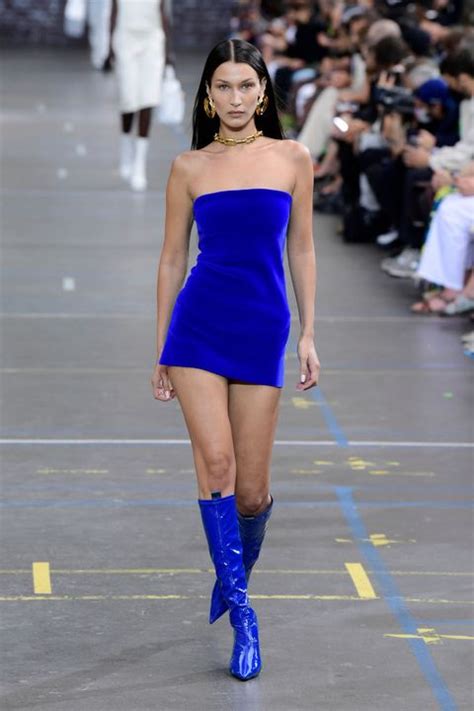 Bella Hadids Meest Memorabele Catwalk Momenten Tot Nu Toe