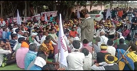 नए कृषि कानून के विरोध में किसानों का प्रदर्शन महाराष्ट्र सीमा में