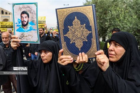 نمازگزاران تهرانی پرچم سوئد را به آتش کشیدند عکس