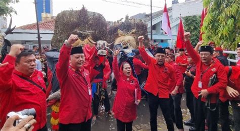 DPD Jatim Daftarkan Bacaleg Provinsi Ke KPU Diiringi Pawai Budaya DPD PDI Perjuangan Jawa