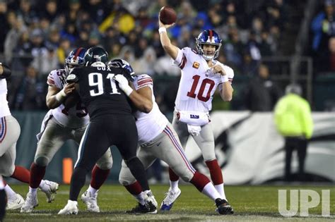 Photo Giants Quarterback Eli Manning Throws The Ball PHI20191209108