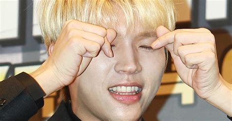 [포토엔]인피니트 우현 팬심 녹이는 애교 하트~