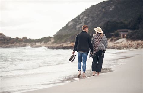해변에서 산책하는 것은 우리에게 모든 것에 대해 이야기 할 수있는 시간을 제공합니다 걷기에 대한 스톡 사진 및 기타 이미지