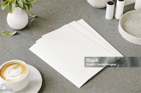 사무실 책상에 있는 두 장의 명함 사진 브랜딩을 위한 템플릿입니다 3d 렌더링 0명에 대한 스톡 사진 및 기타 이미지 0명