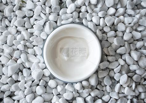 保湿霜在小石子的背景下俯视图概念有机矿物化妆品天然护肤品