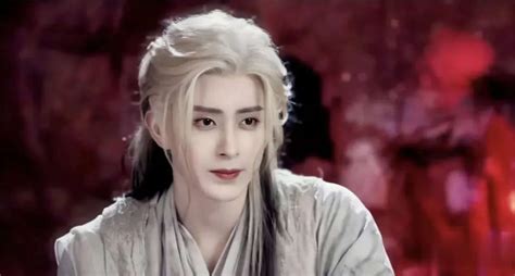 八位男星白发出圈造型：敖瑞鹏惊艳，侯明昊可爱，唯他差强人意！